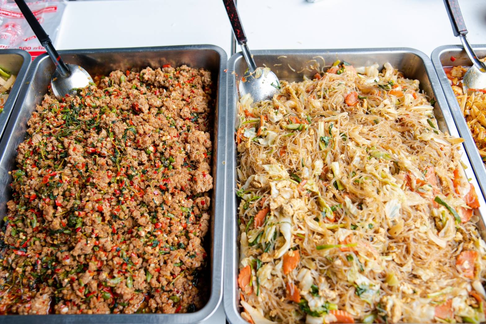 “ข้าวแกงมิสแกรนด์" อิ่มละ 20 บาท "ณวัฒน์" จัดให้!ช่วยคนไทยยุคเศรษฐกิจ ...