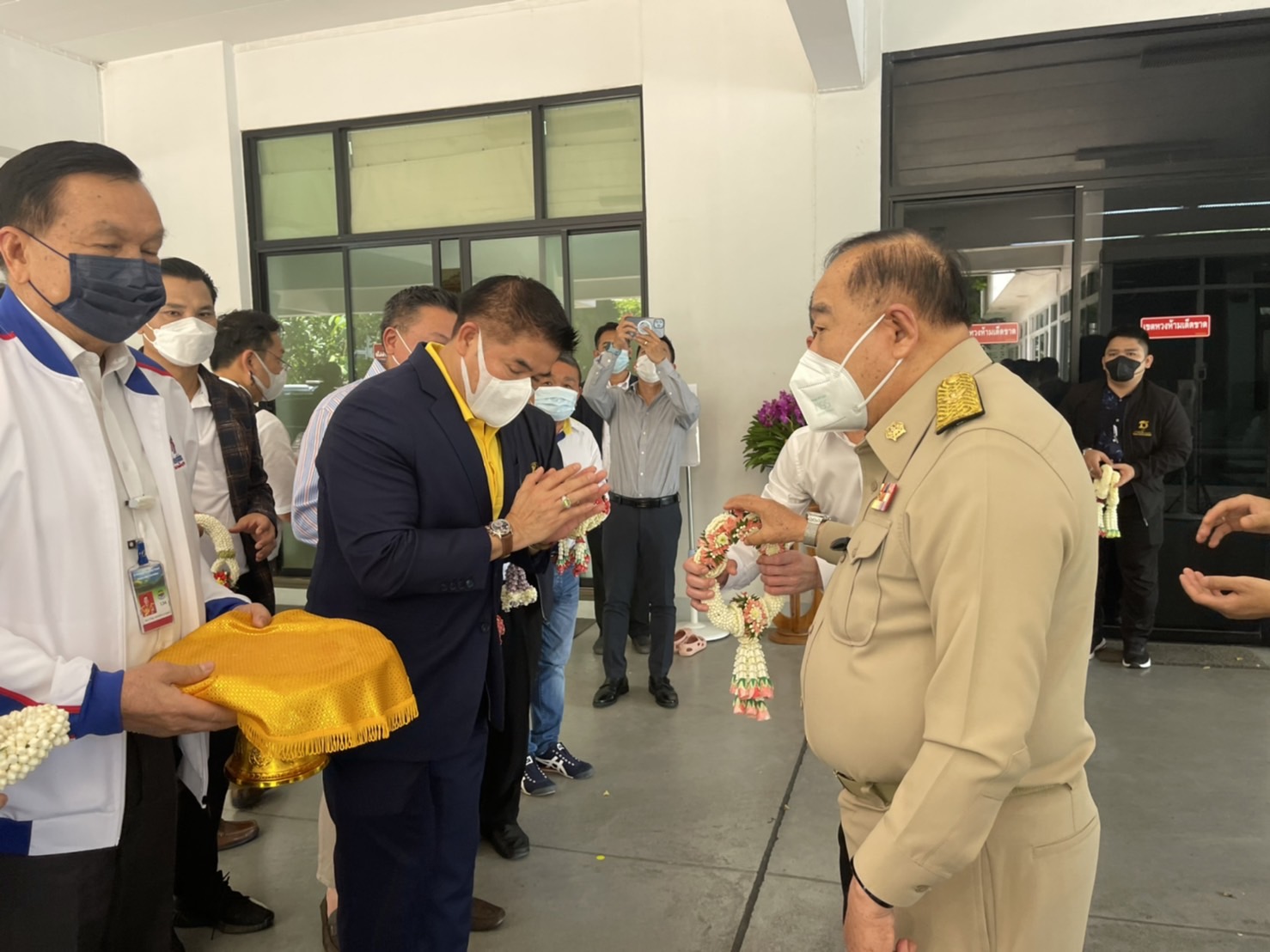 พรรคเศรษฐกิจไทยนำพวงมาลัยเข้ารดน้ำอวยพร "ประวิตร"