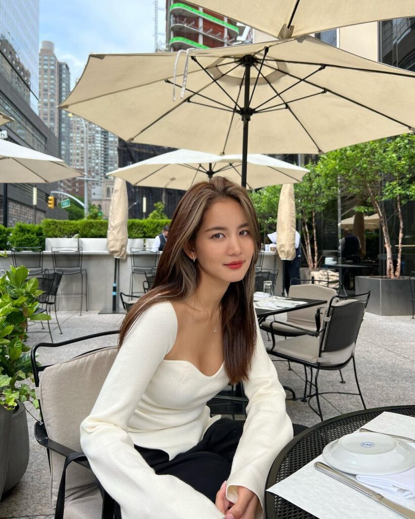 Sweet through the frame! "Alek" shows off a cute moment to wish "Bow ...