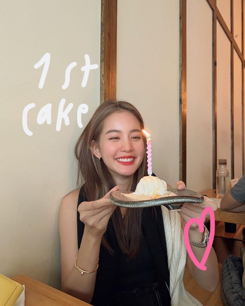 Sweet through the frame! "Alek" shows off a cute moment to wish "Bow ...