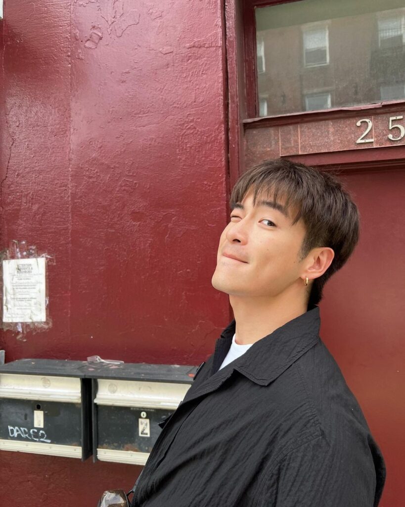 Sweet through the frame! "Alek" shows off a cute moment to wish "Bow ...