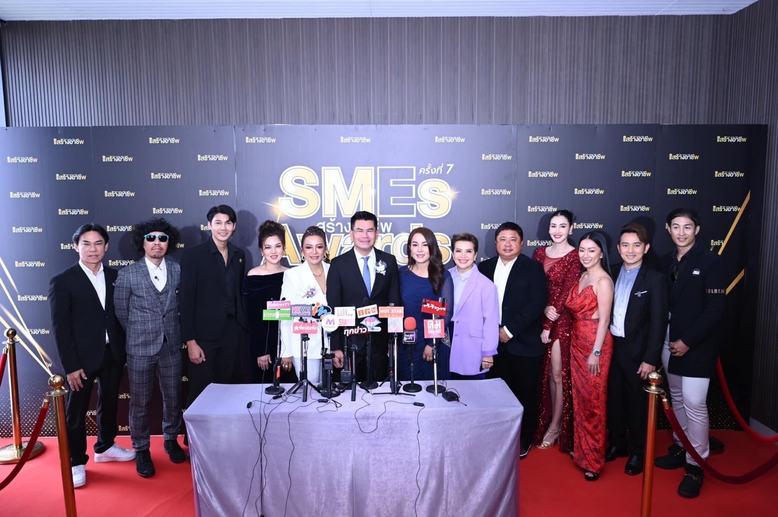 หนูแหม่ม-เอ็มมี่ –ษา นำทัพรับรางวัล SMEs สร้างอาชีพ Awards