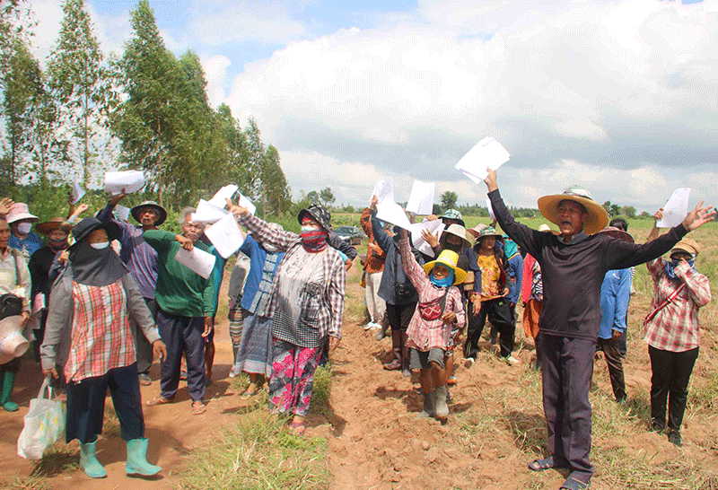 ม็อบชนม็อบชาวบ้านแย่งพื้นที่ทำกินสวนป่าสมเด็จ