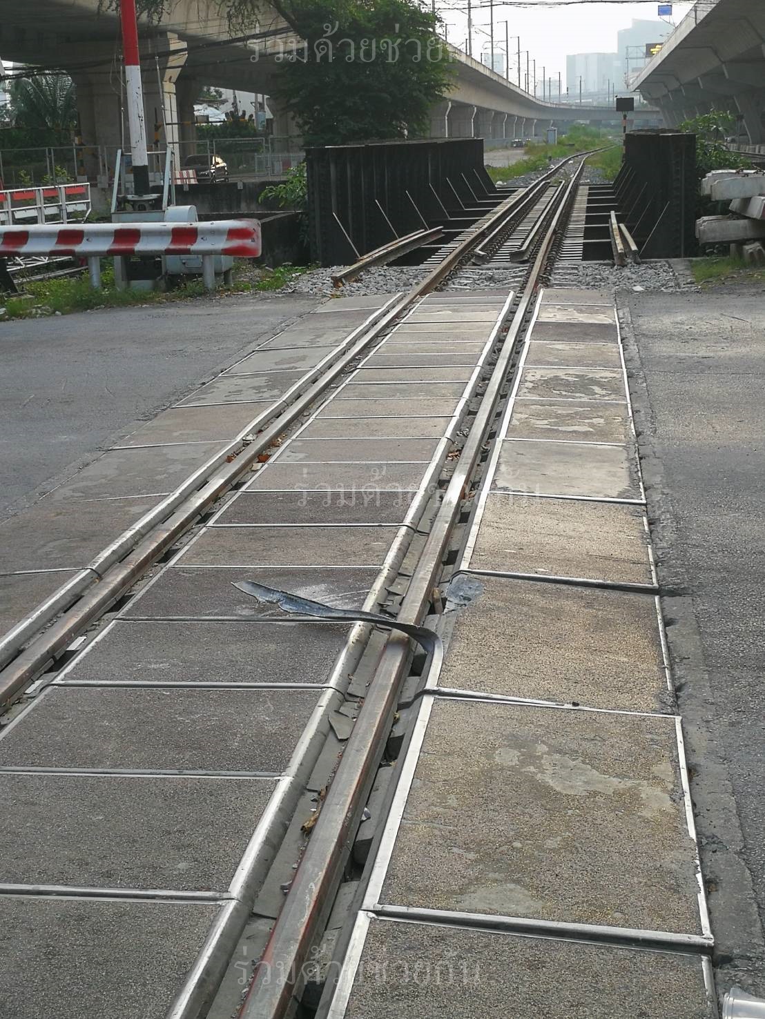 เตือนระมัดระวัง เหล็กโผล่บนรางรถไฟ ถ.ประชาชื่น