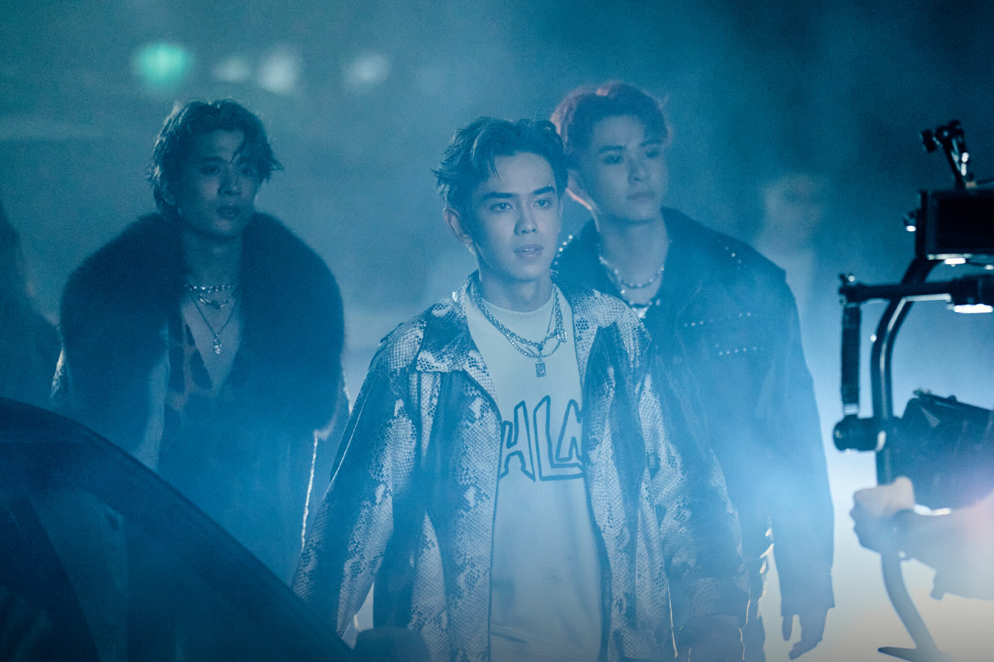Champagne Poppin มิวสิควิดีโอเพลงใหม่ TRINITY โปรดักชั่นฝีมือคนไทย หวัง ...