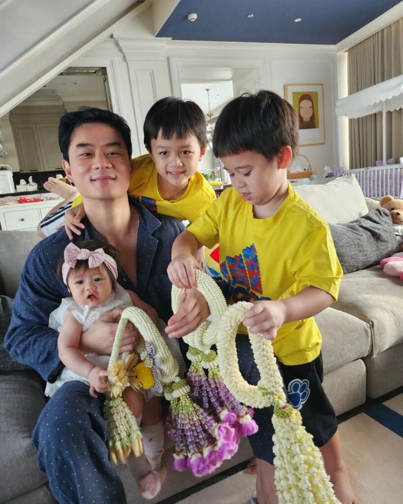 "ชมพู่" เผยภาพประทับใจ ลูกทั้งสาม นำพวงมาลัยไหว้ "พ่อน็อต"