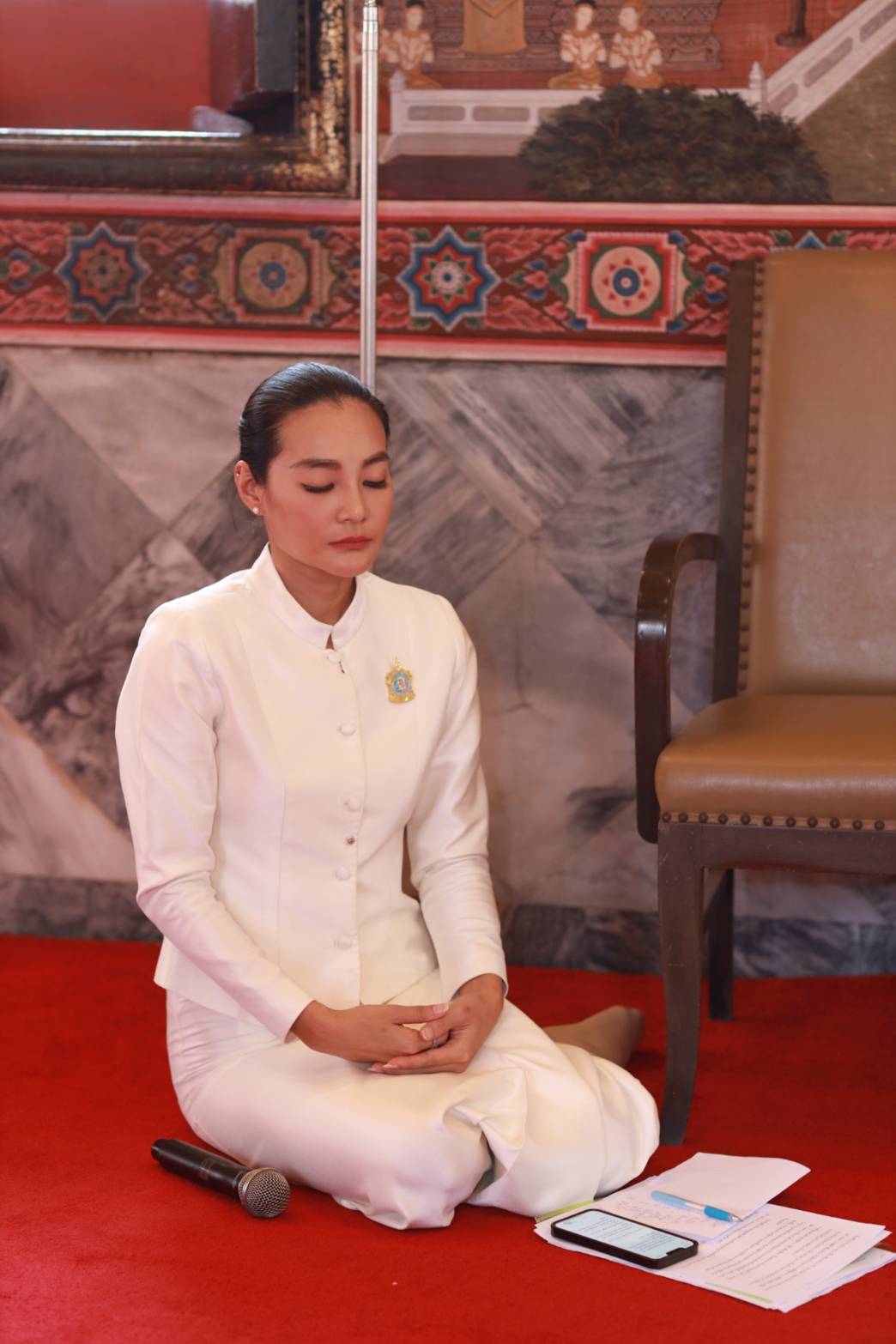 ดร.กบ ปภัสรา นำทีมดาราสายบุญ "ห่มผ้าเจดีย์ภูเขาทอง" ส่งท้ายปี ๒๕๖๕