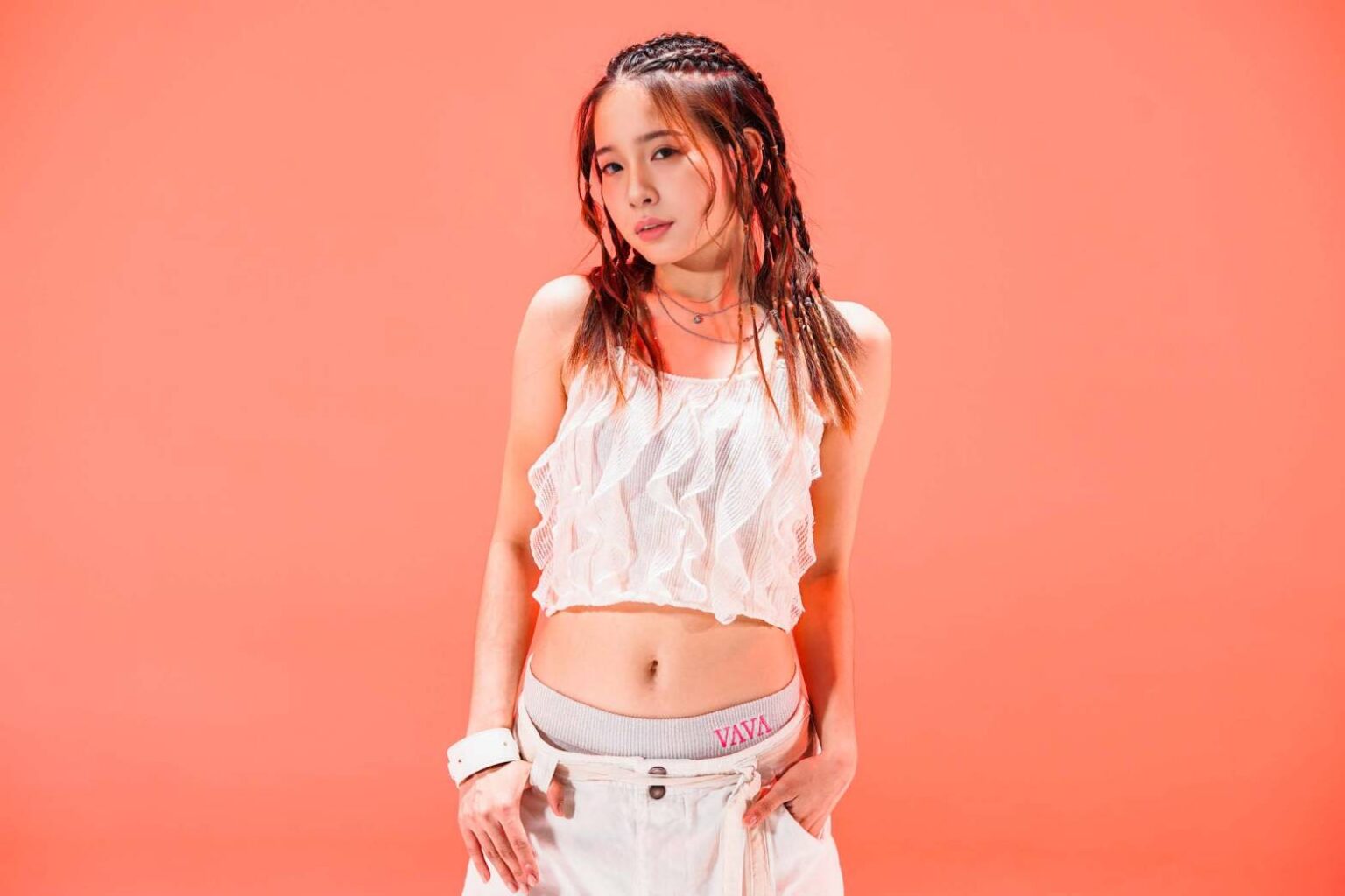 VAVA ปล่อย MV เพลง แรก DROP IT ( Like a Bomb )