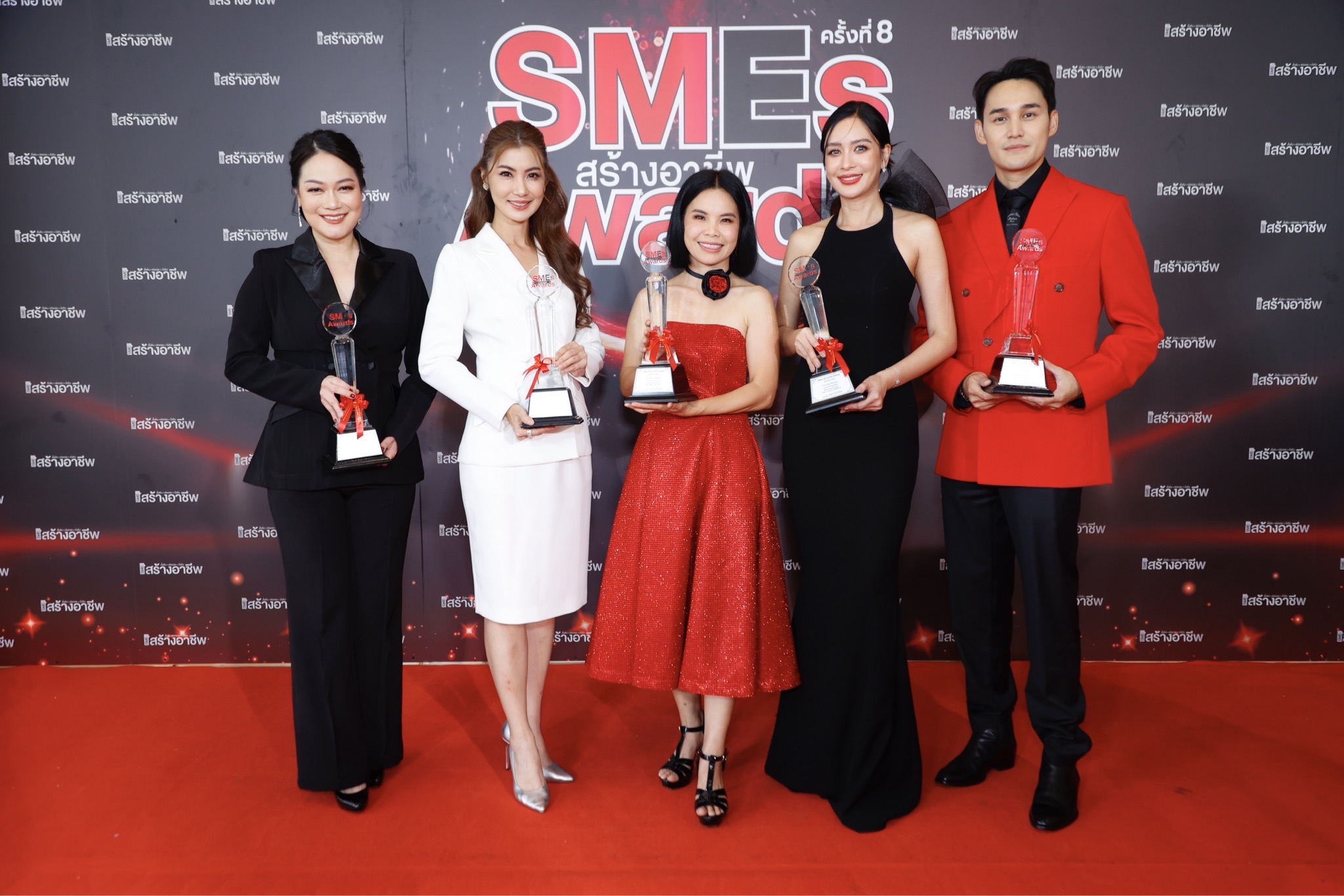 “จ๊ะจ๋า-เบนซ์-รุ้ง” นำทัพรับรางวัล SMEs สร้างอาชีพ Awards ครั้งที่ 8 - INN News