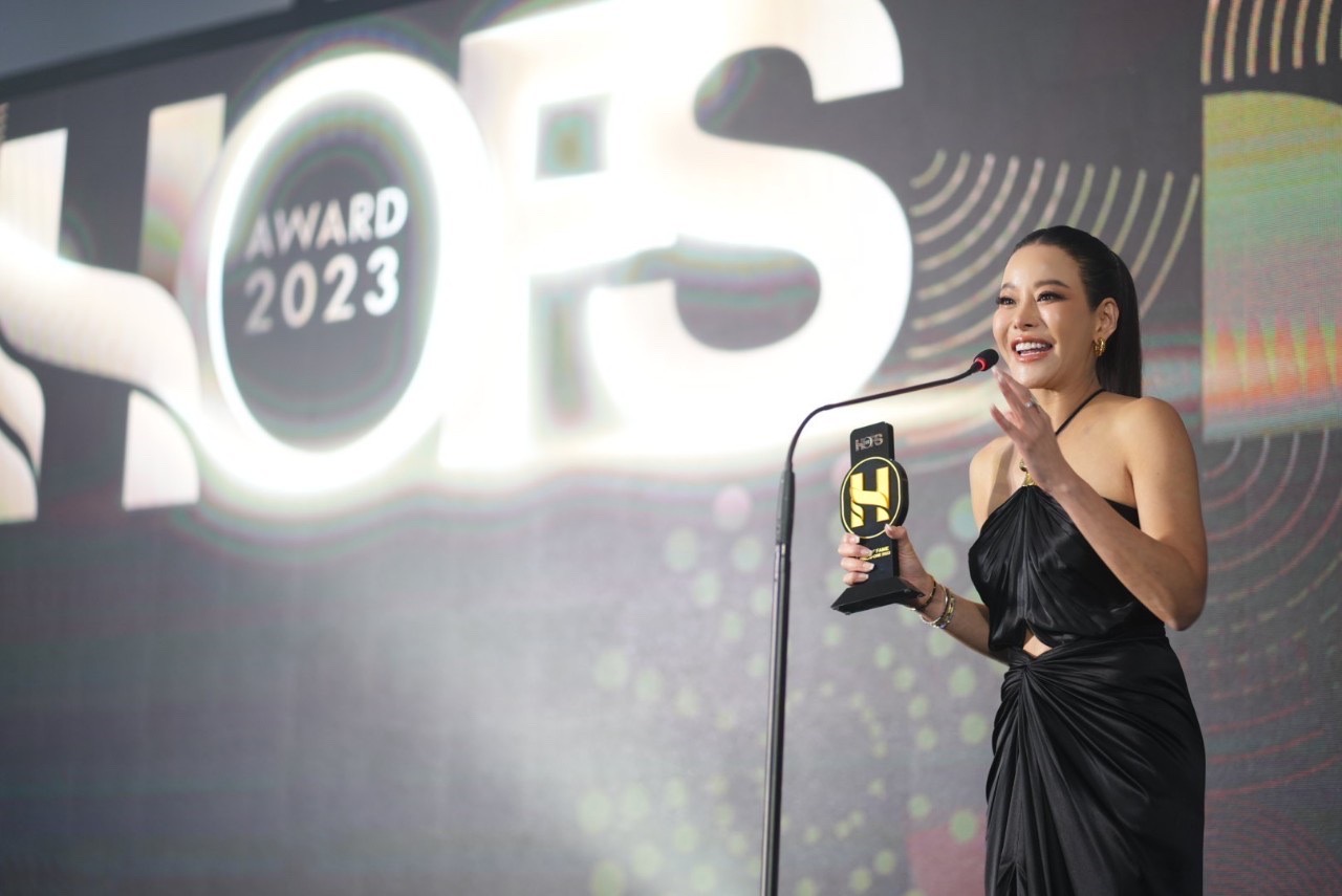 'หนิง ปณิตา' รักไม่รุ่ง แต่งานปังมาก บินสิงคโปร คว้ารางวัล