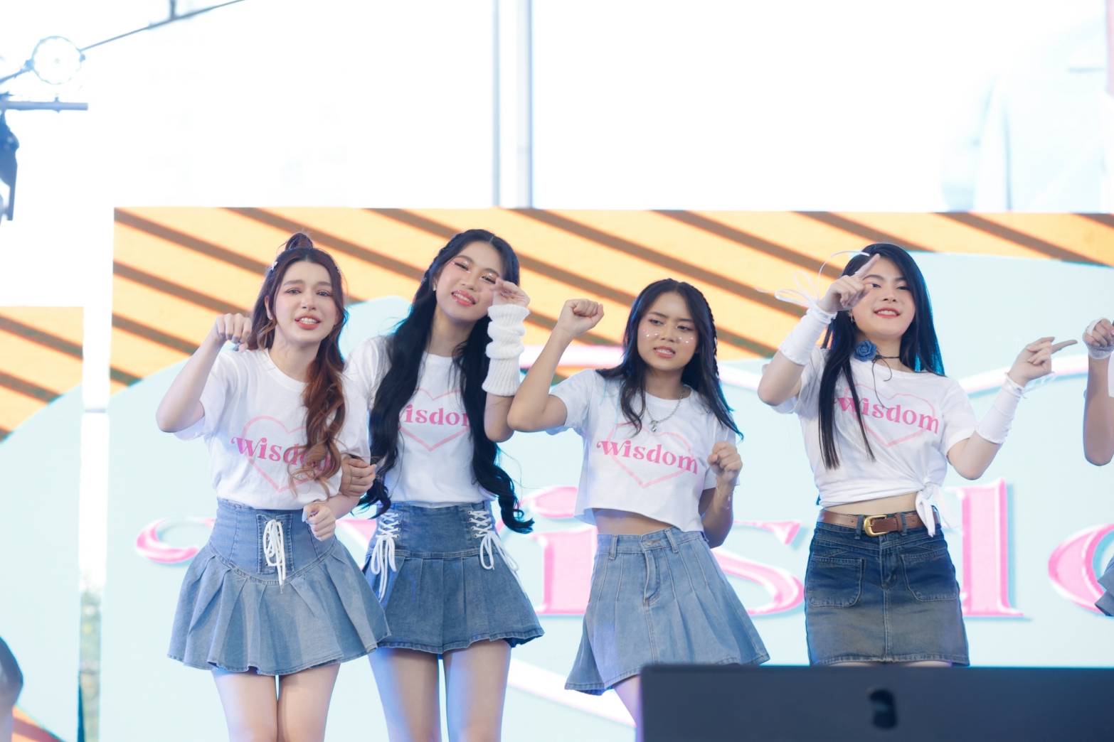 “ต้อม-รชนีกร” ควง “เล้ง-ไมค์” หอบช่อดอกไม้เชียร์ TRAINEE WISDOM