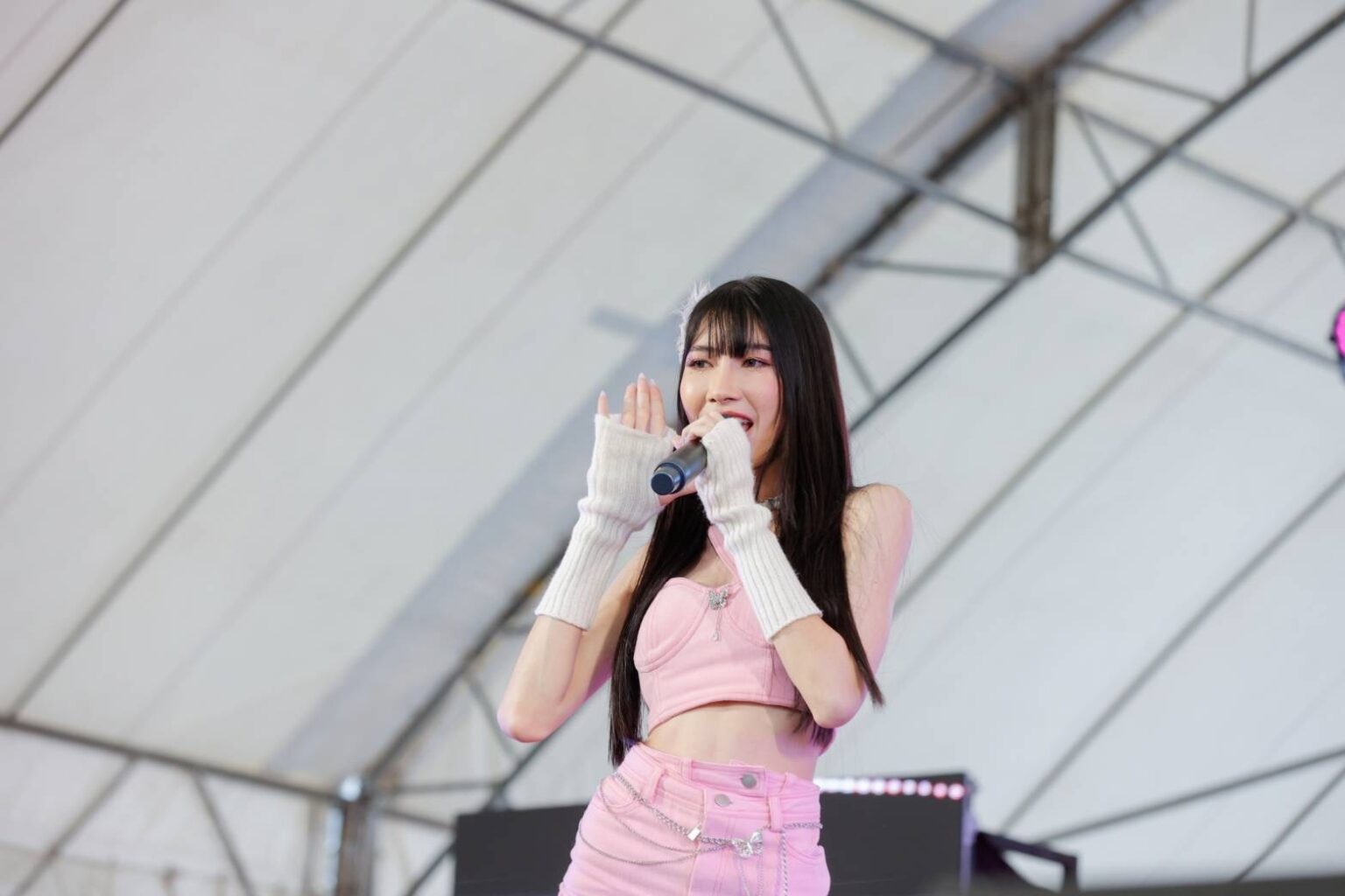 “ต้อม-รชนีกร” ควง “เล้ง-ไมค์” หอบช่อดอกไม้เชียร์ TRAINEE WISDOM