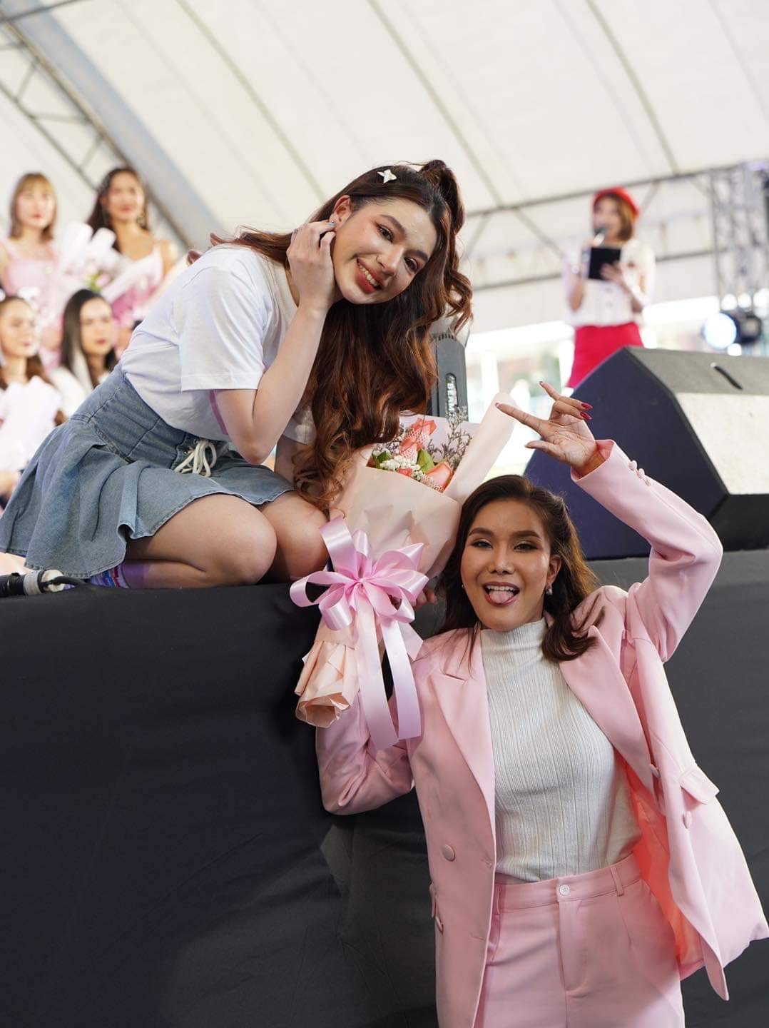 “ต้อม-รชนีกร” ควง “เล้ง-ไมค์” หอบช่อดอกไม้เชียร์ TRAINEE WISDOM