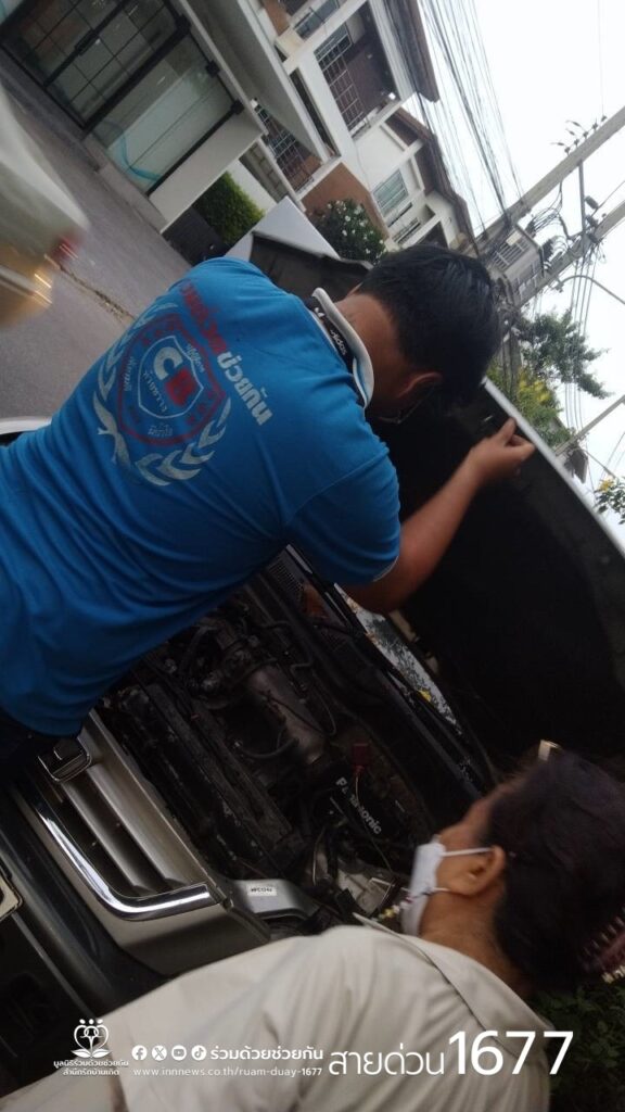 Volunteer to help! People request help from a car with a dead battery on Nakniwat Road, Soi 6 ...
