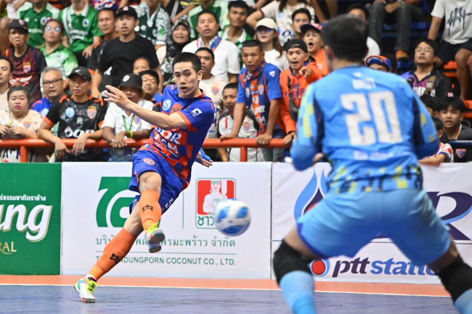 แฟนบอลเต็มสนาม ! "สิงห์คลองเตย" ขย้ำคอ "นักรบโจรสลัด" แบบสุดมันส์ 3-2