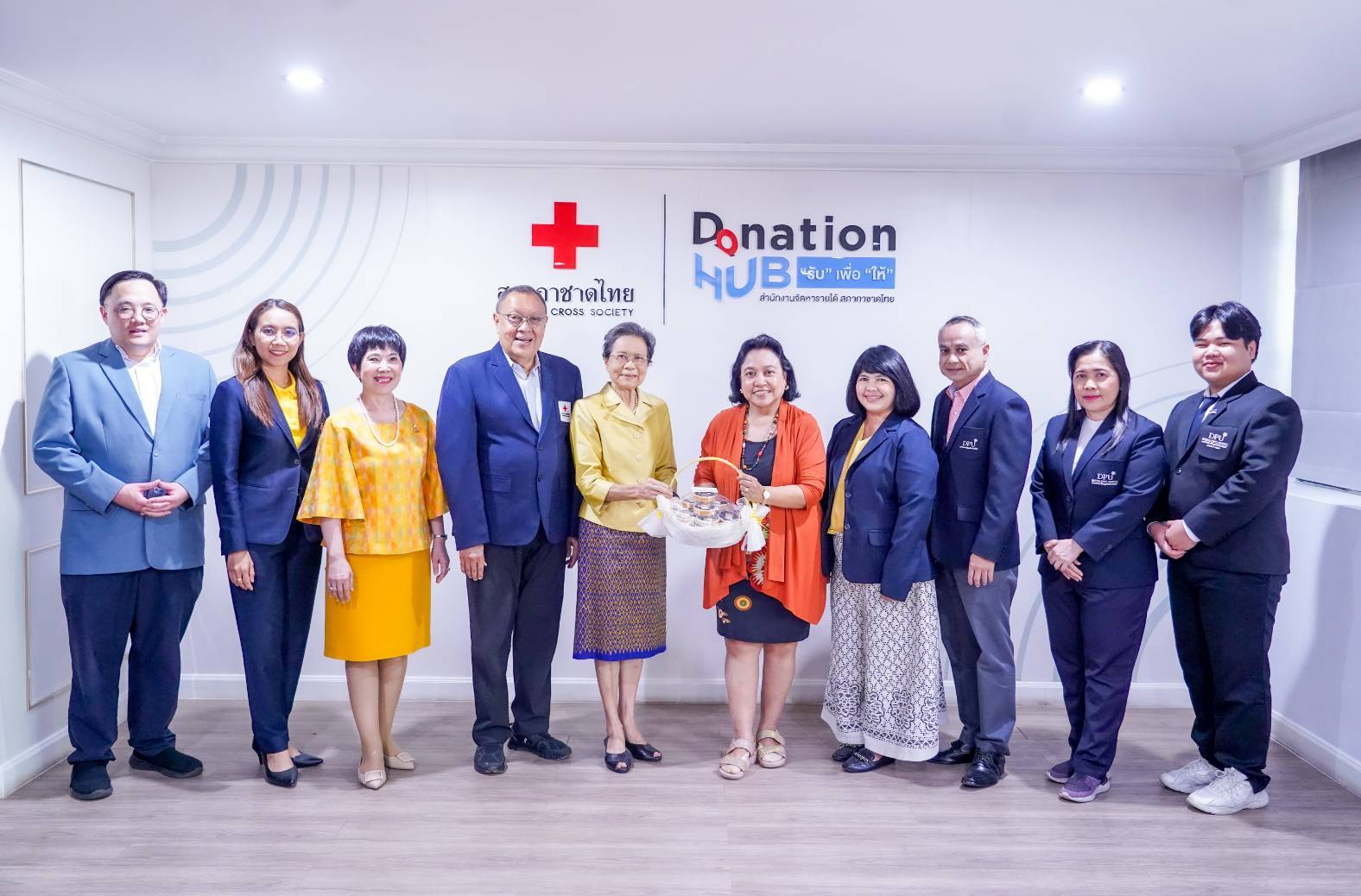 DPU มอบเงินบริจาคกว่า 2 แสน พร้อมของช่วยน้ำท่วม