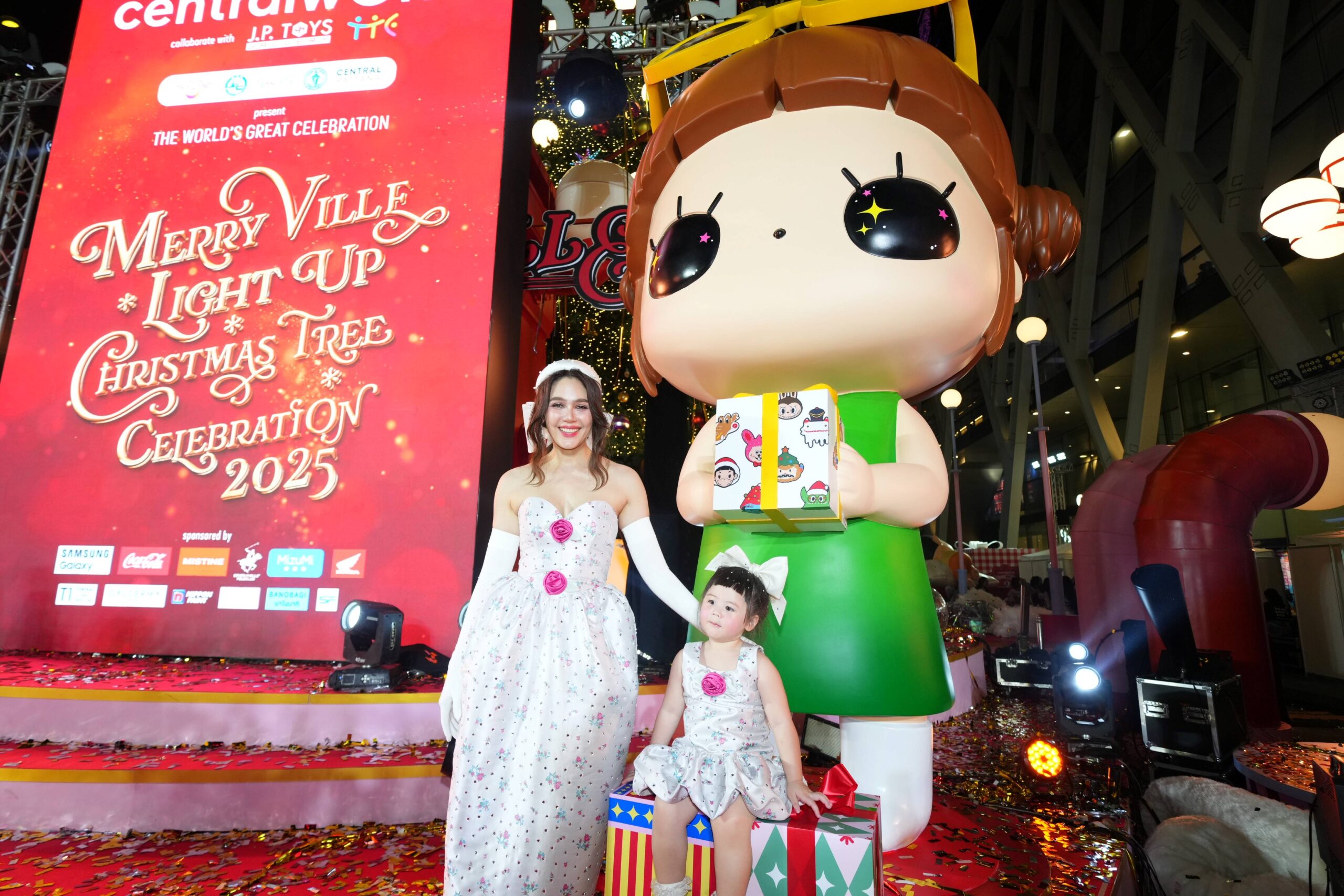 “เซ็นทรัลเวิลด์” ฉลองยิ่งใหญ่เปิดไฟต้นคริสต์มาส Art Toys ครั้งแรกของโลก