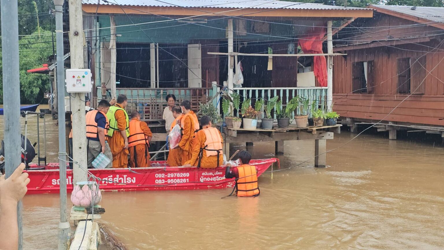 ชาวบ้านเกาะกง อ.กงไกรลาศ สุโขทัยน้ำยังท่วมสูง