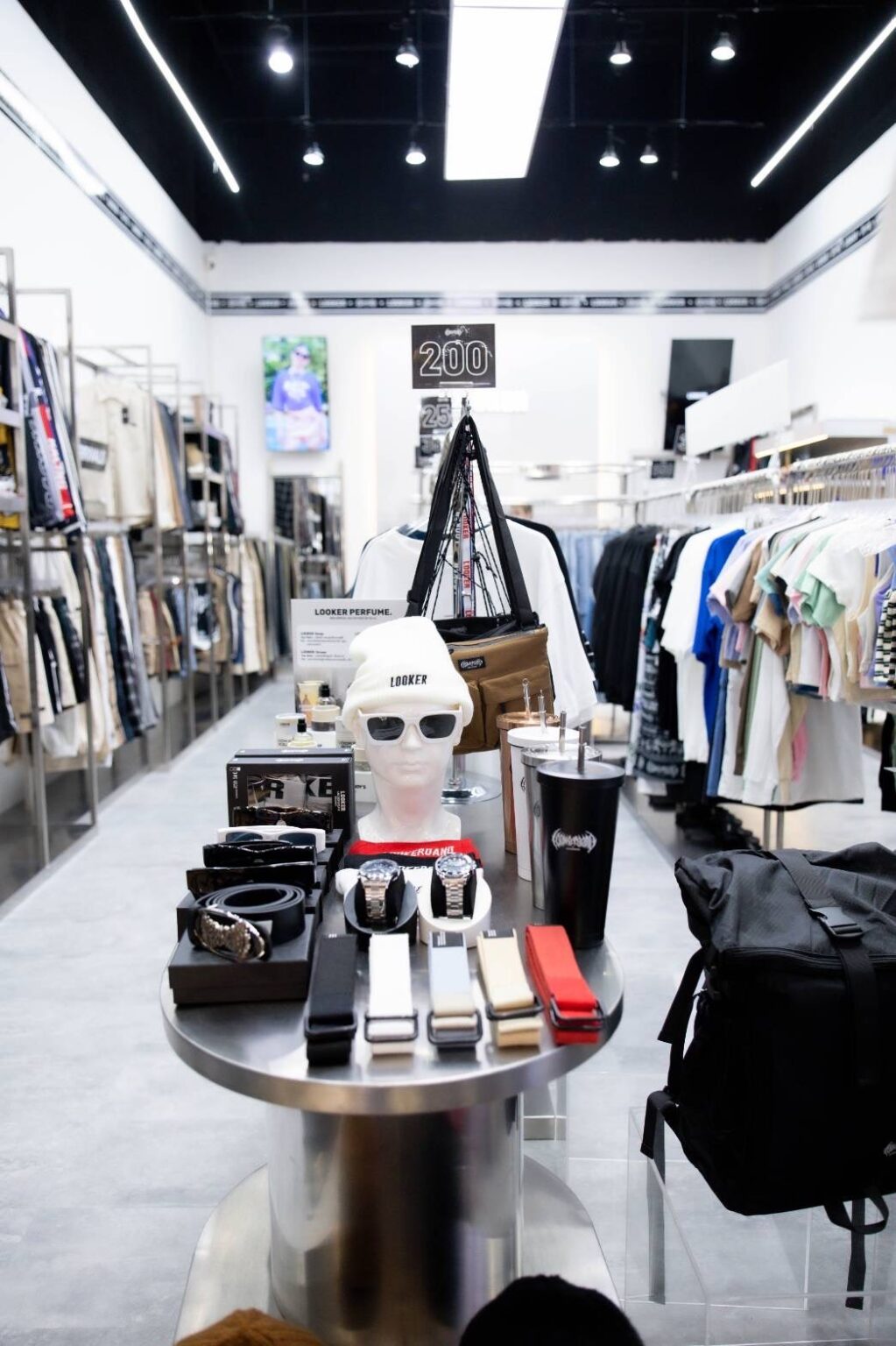 “เบิร์ด - วุฒิพงศ์” CEO LOOKER จากเด็กหนุ่ม ขายเสื้อผ้ามือสอง ถนนคนเดิน ...